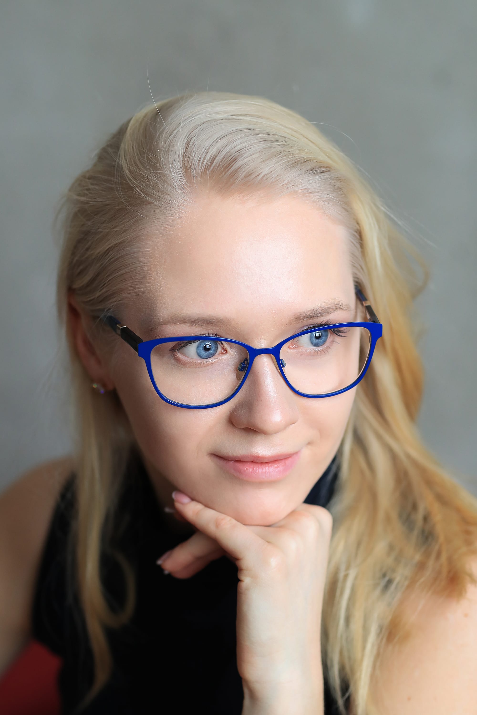 Headshots With Glasses: Should You Wear Them or Not?